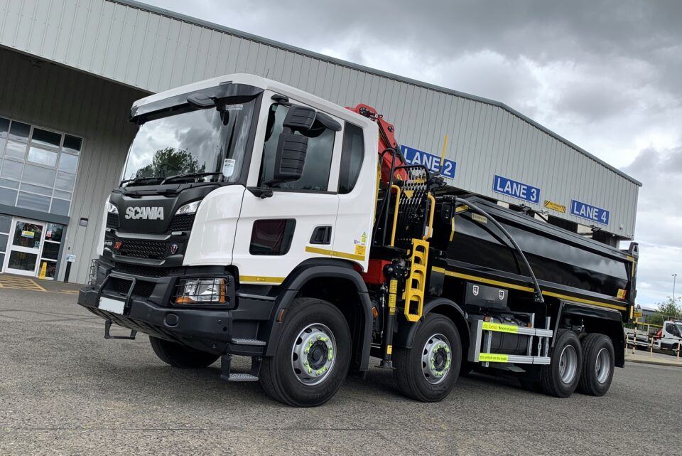 32 Tonne Tipper Grabs for Hire | 8x4 Tipper Grabs | LC Vehicle Hire